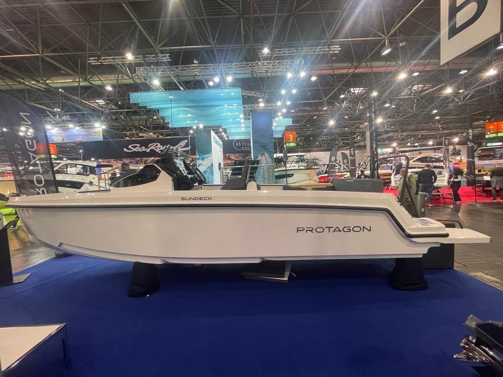 Protagon 25 Sundeck: Luxurious Spaciousness and Power– BOATSMART